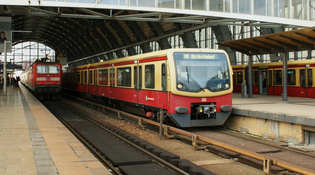 "S-Bahn" in Berlin Alexanderplatz Station. 23.11.2008 - Rail-pictures.com