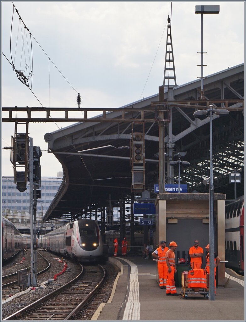The TGV Lyria 9768 from Lausanne to Paris Gare de Lyon near Satigny ...