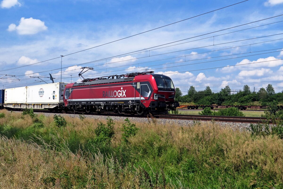NS 2104 stands in the NSM at Utrecht on 1 August 1995. - Rail-pictures.com